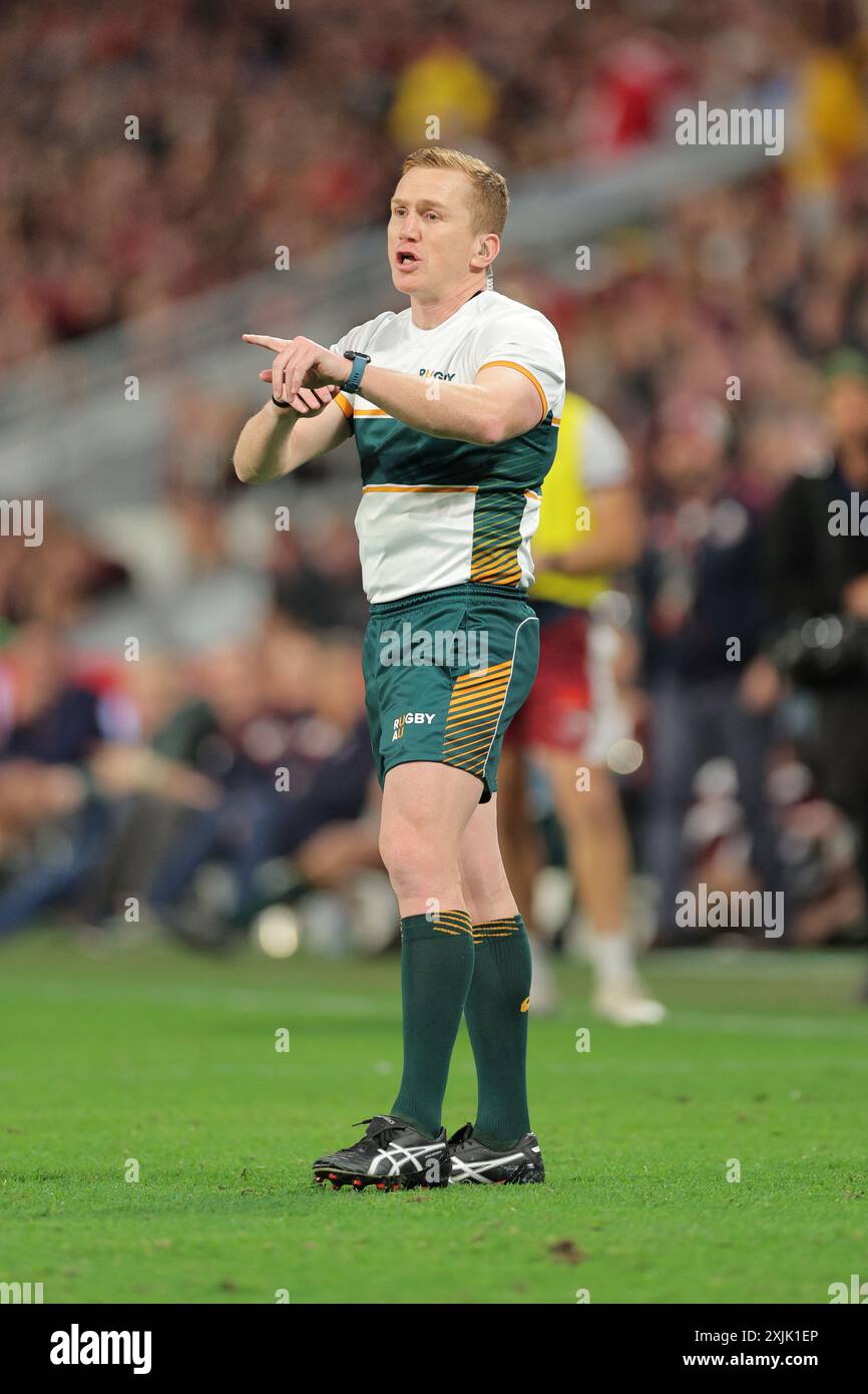 Brisbane, July 19th 2024: Referee Damon Murphy refers to the video ...