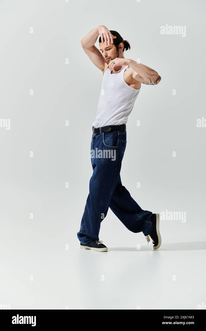 Dancing grooving hi-res stock photography and images - Alamy