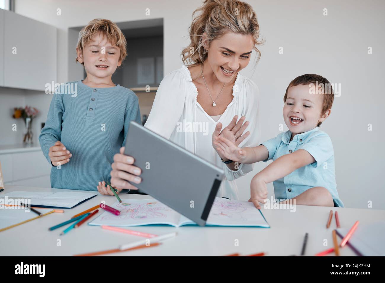 Classroom happy child mom hi-res stock photography and images - Alamy