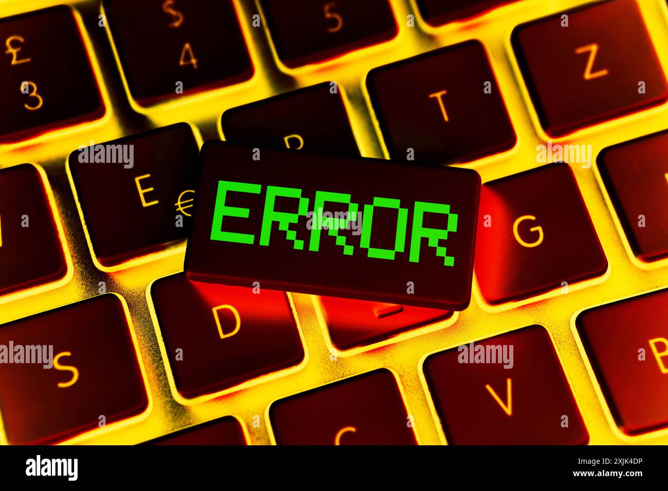 FOTOMONTAGE, Taste mit Aufschrift Error auf einer Computertastatur ...