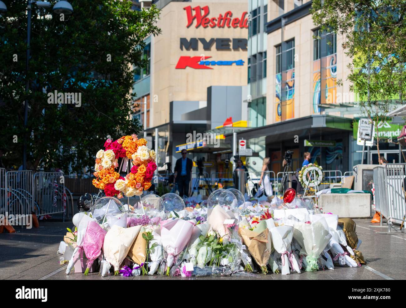 People return to Bondi junction Westfields to bring flowers and show ...