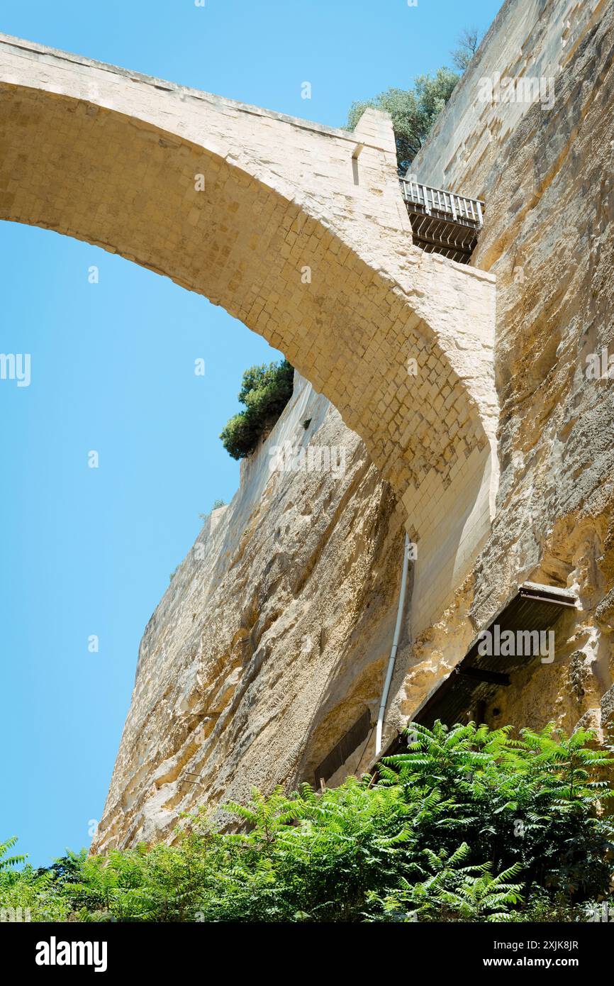 Historic stone bridge arching hi-res stock photography and images - Alamy
