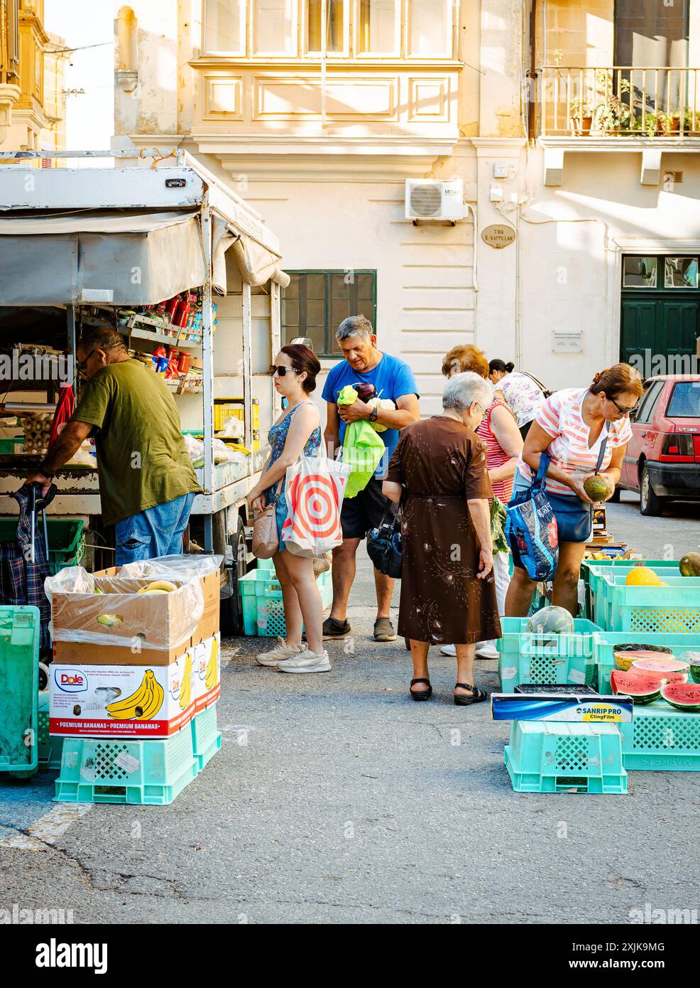 Farmers market people interaction hi-res stock photography and images ...