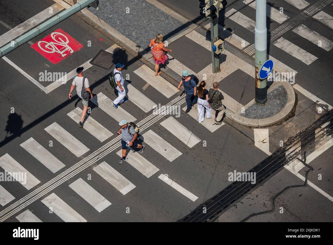 Aerial street view pedestrians crossing hi-res stock photography and ...