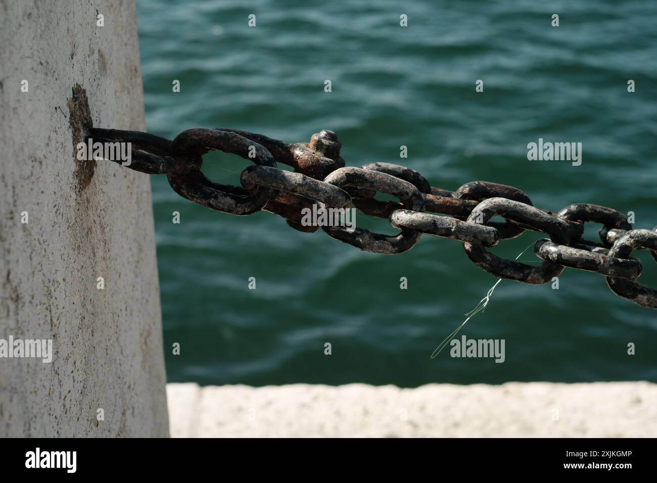 Fixed chain hi-res stock photography and images - Alamy