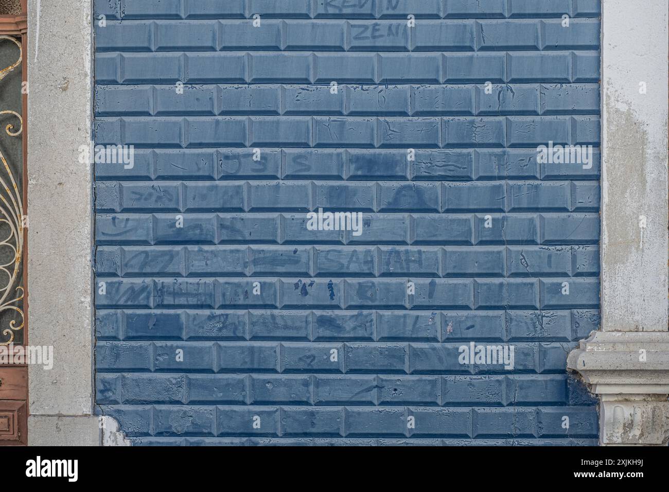 Old concrete wall broken tiles hi-res stock photography and images - Alamy