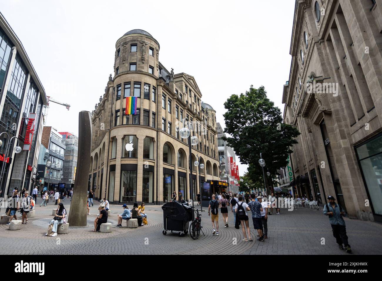 Die bunte Flagge auf der Gebäude, Apple in Köln, CSD 2024, 19.07.2024 ...