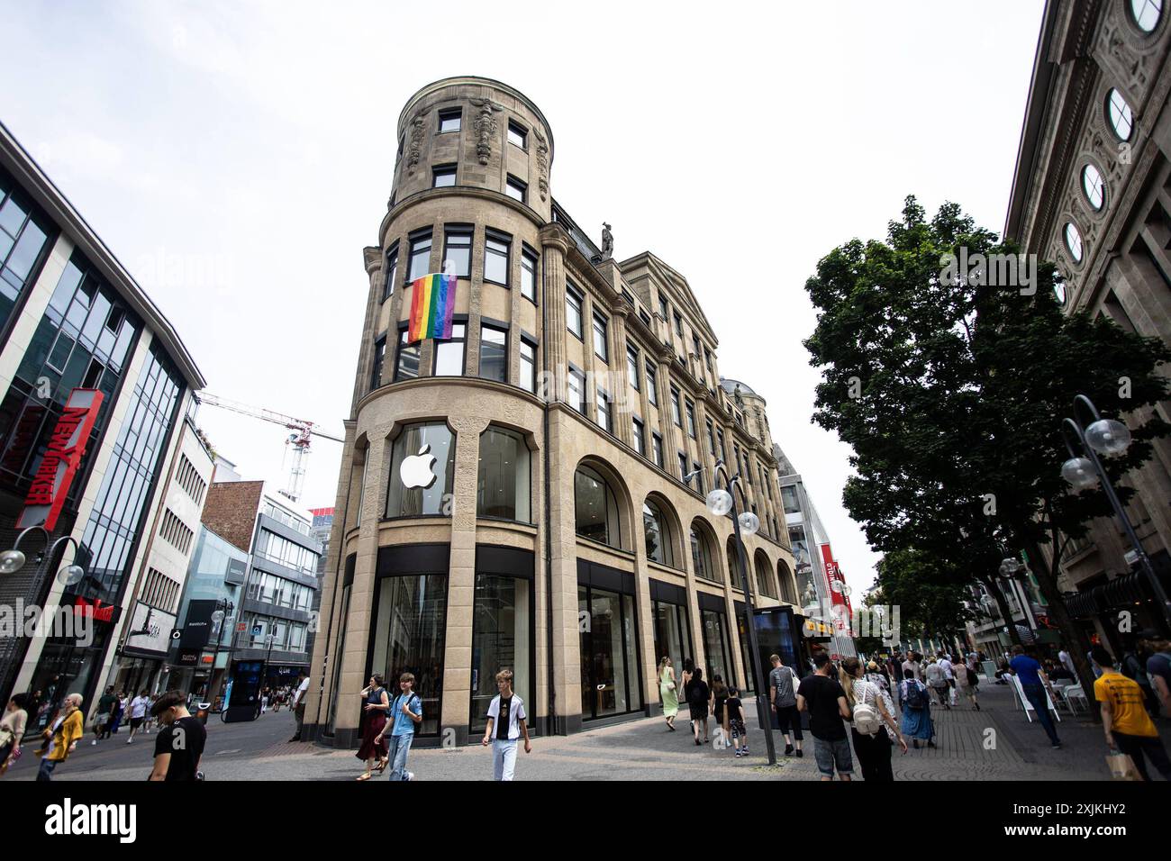 Die bunte Flagge auf der Gebäude, Apple in Köln, CSD 2024, 19.07.2024 ...