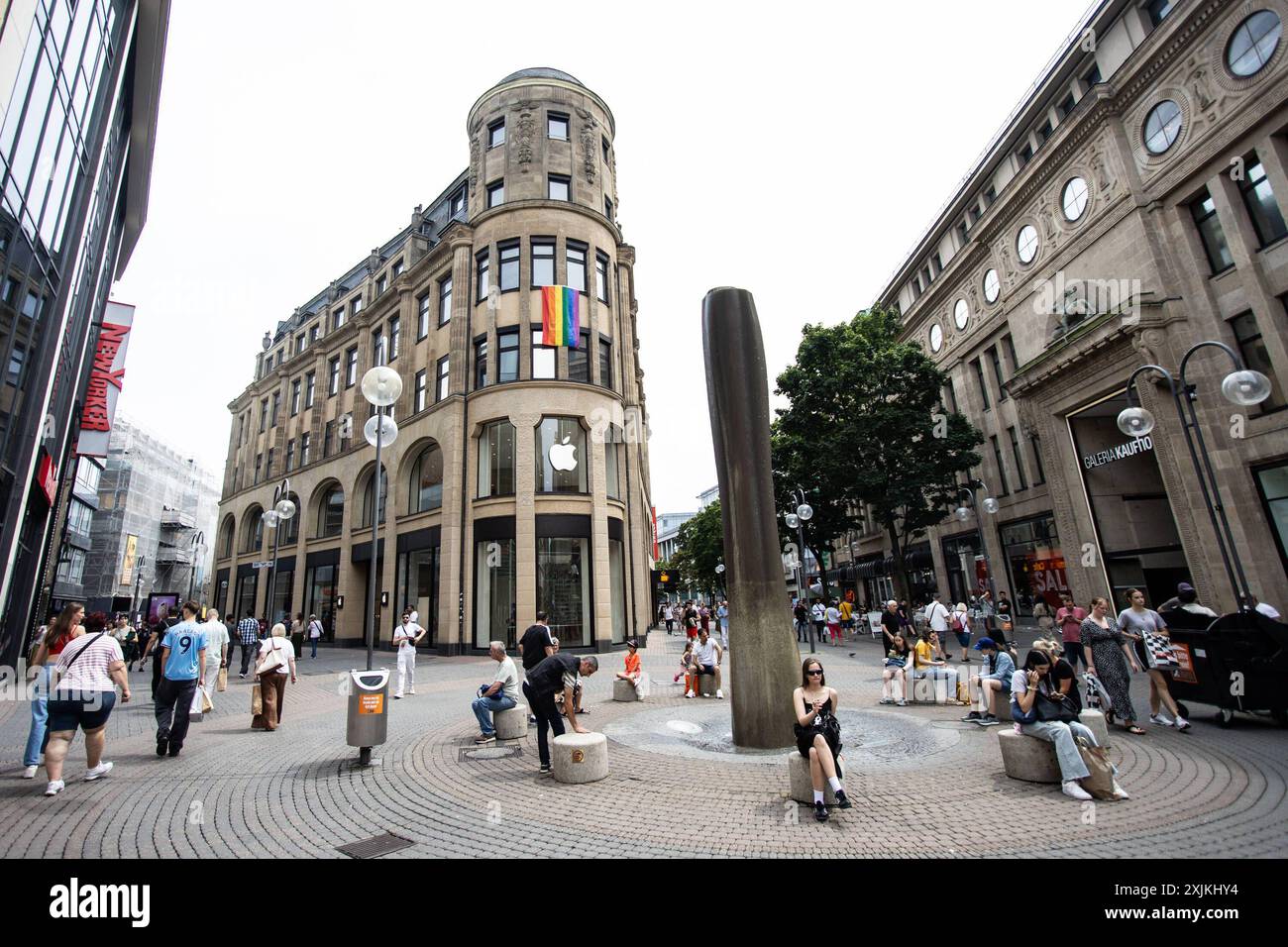 Die bunte Flagge auf der Gebäude, Apple in Köln, CSD 2024, 19.07.2024 ...