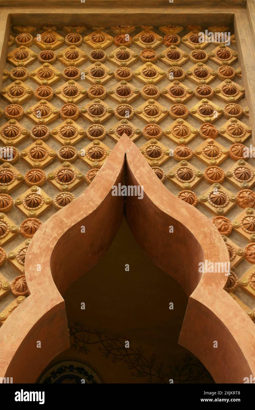 View of an Arabic style arch Stock Photo - Alamy