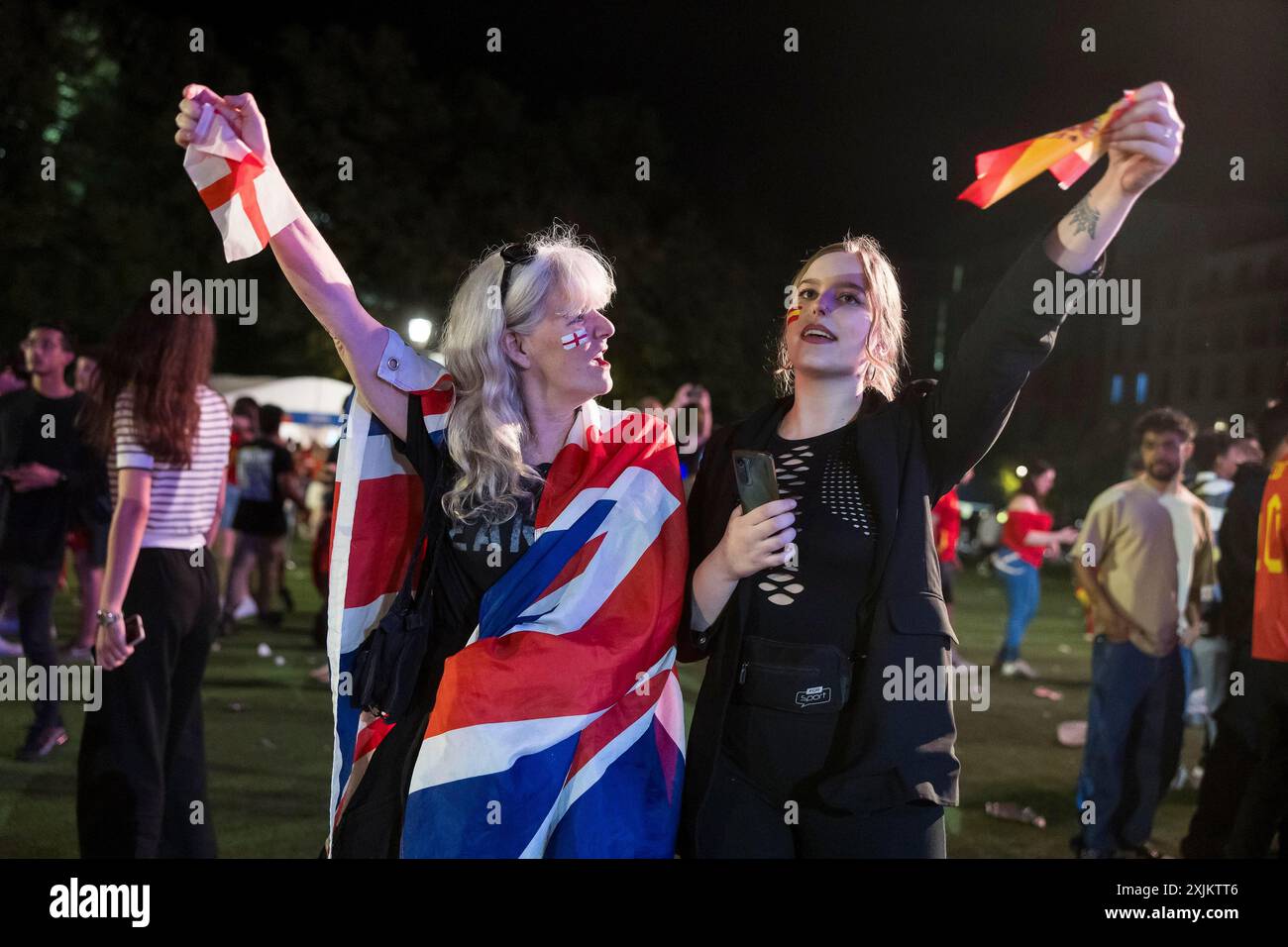 Cathreen (born in England and fan of the English team) together with ...