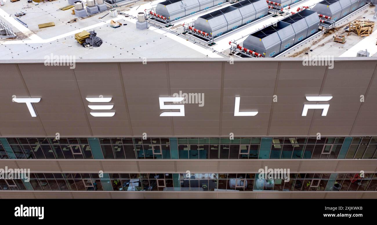 Tesla giga battery factory hi-res stock photography and images - Alamy