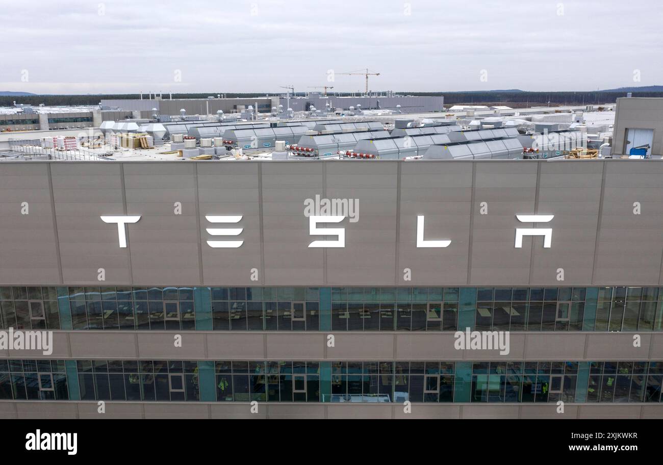 Tesla giga battery factory hi-res stock photography and images - Alamy