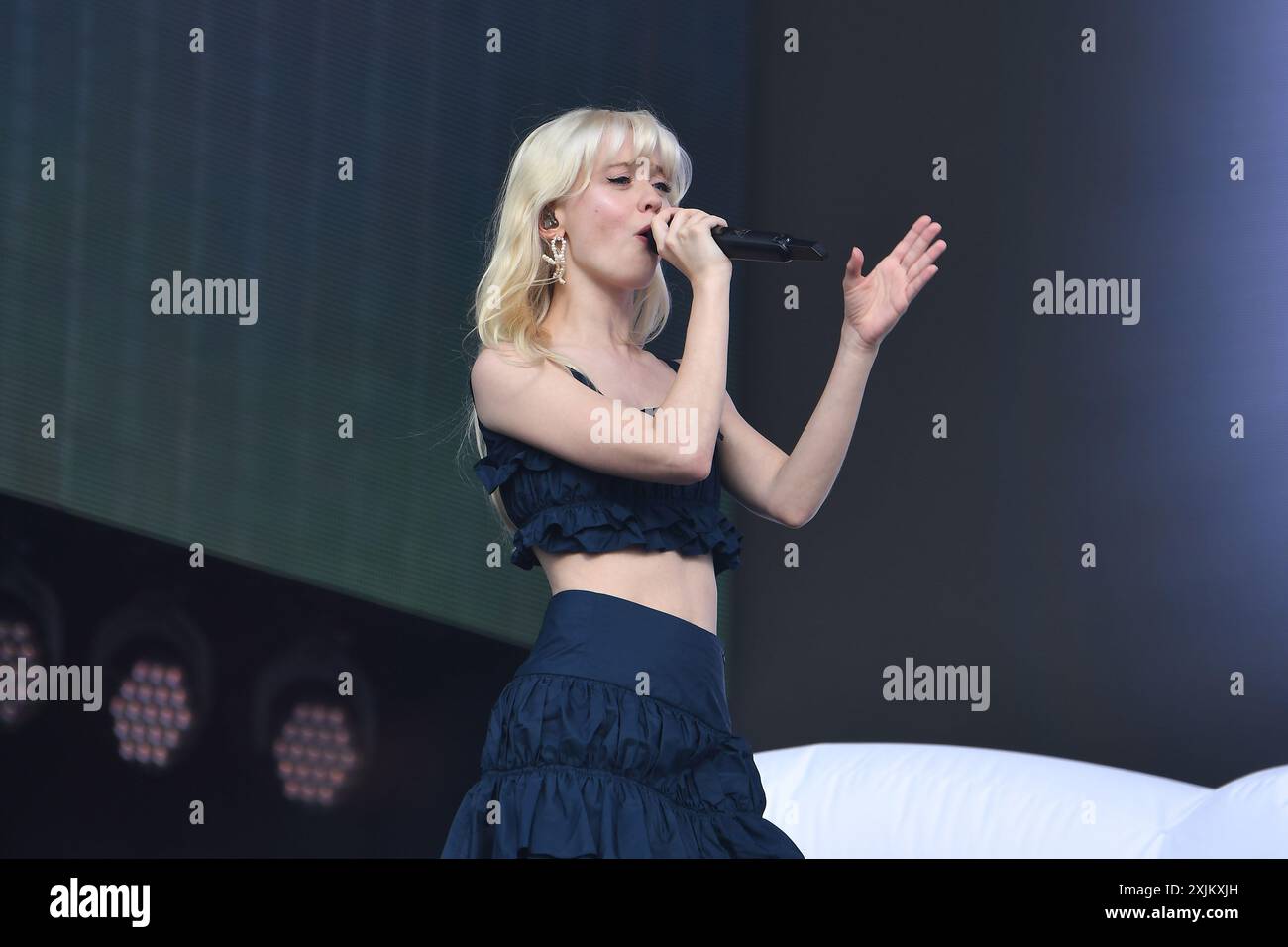 English singer songwriter maisie peters hi-res stock photography and ...