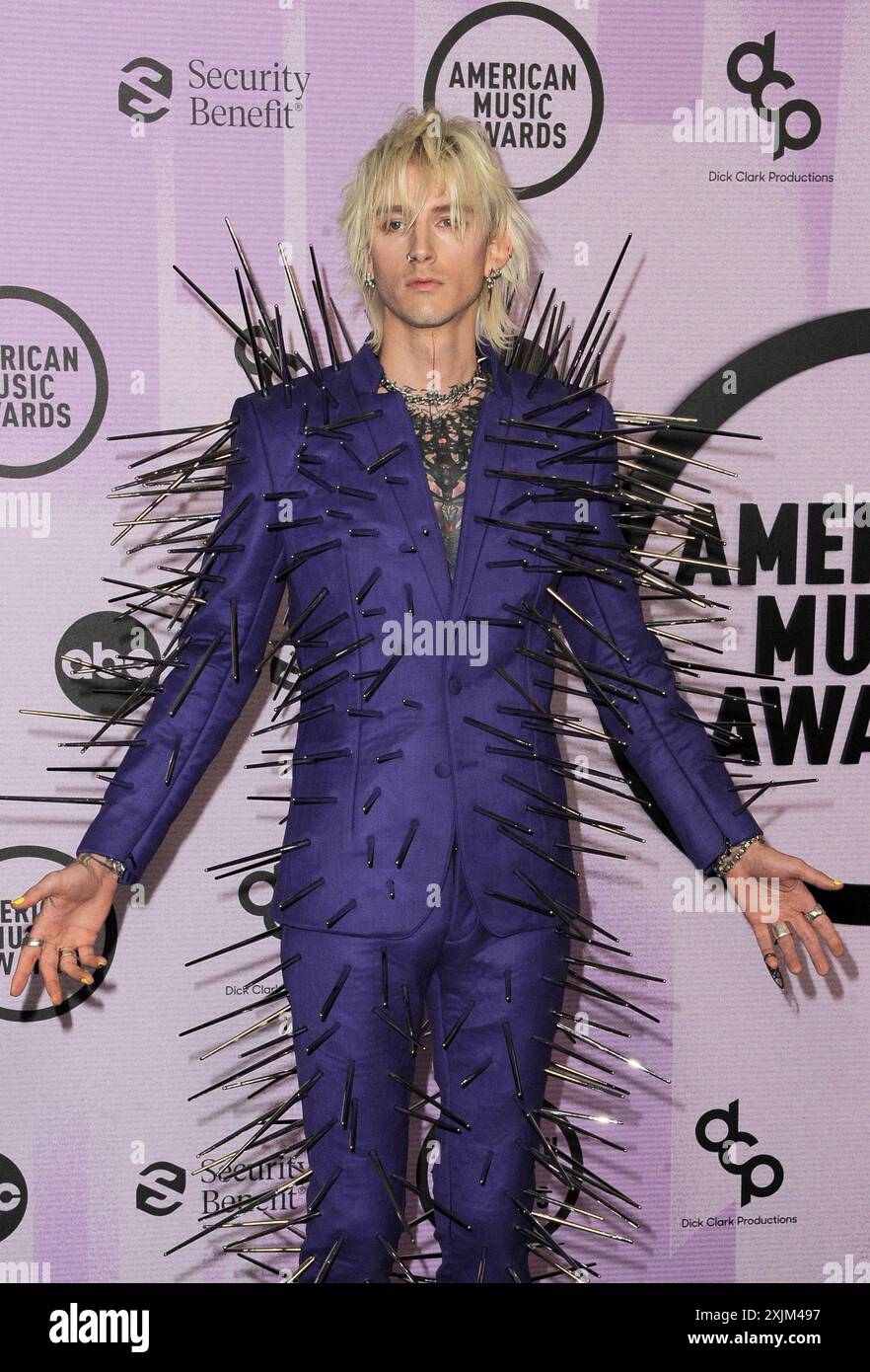 Machine Gun Kelly at the 2022 American Music Awards held at the ...