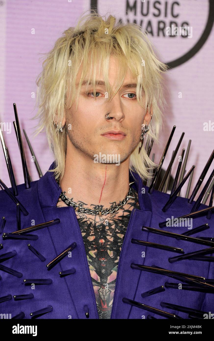 Machine Gun Kelly at the 2022 American Music Awards held at the ...
