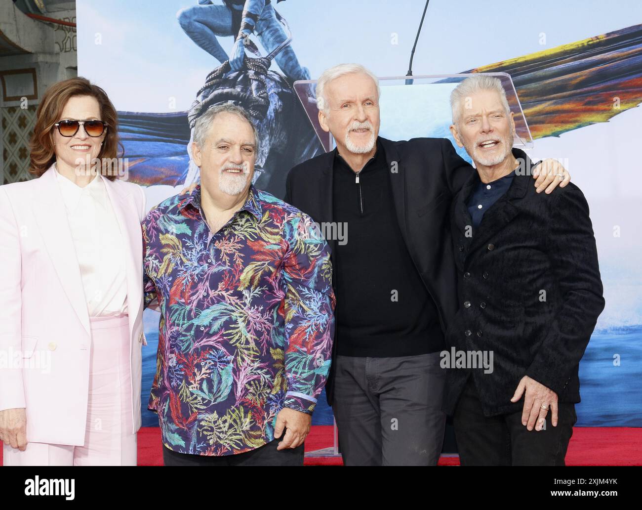 Sigourney Weaver, Jon Landau, James Cameron and Stephen Lang at James ...
