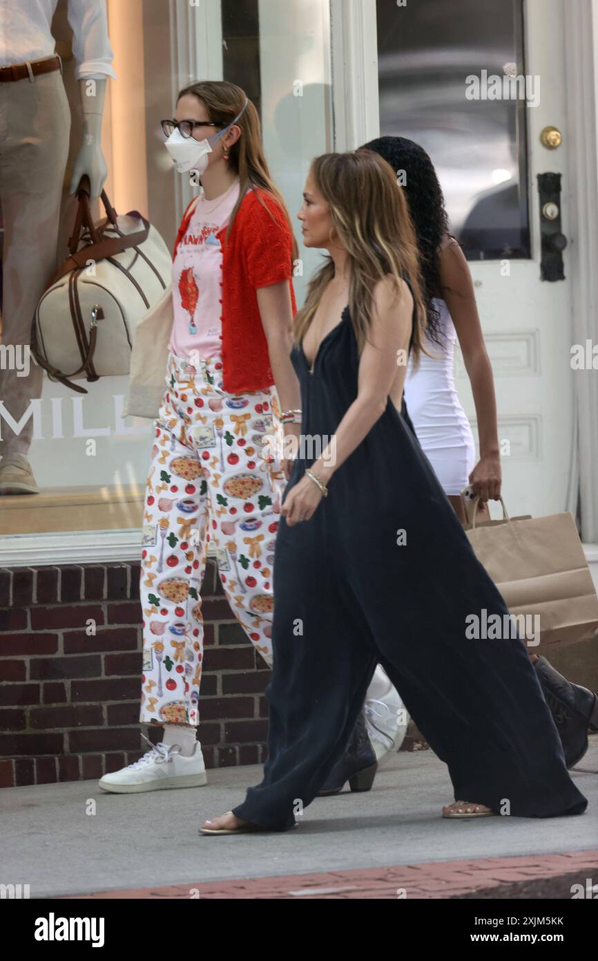 Jennifer Lopez spotted shopping in The Hamptons with step-daughter ...