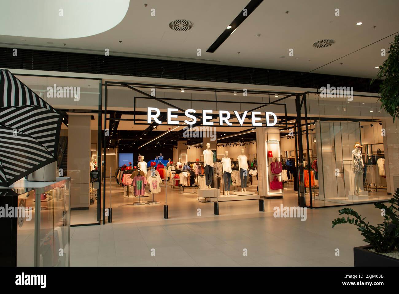 Modern house designs logo hi-res stock photography and images - Alamy