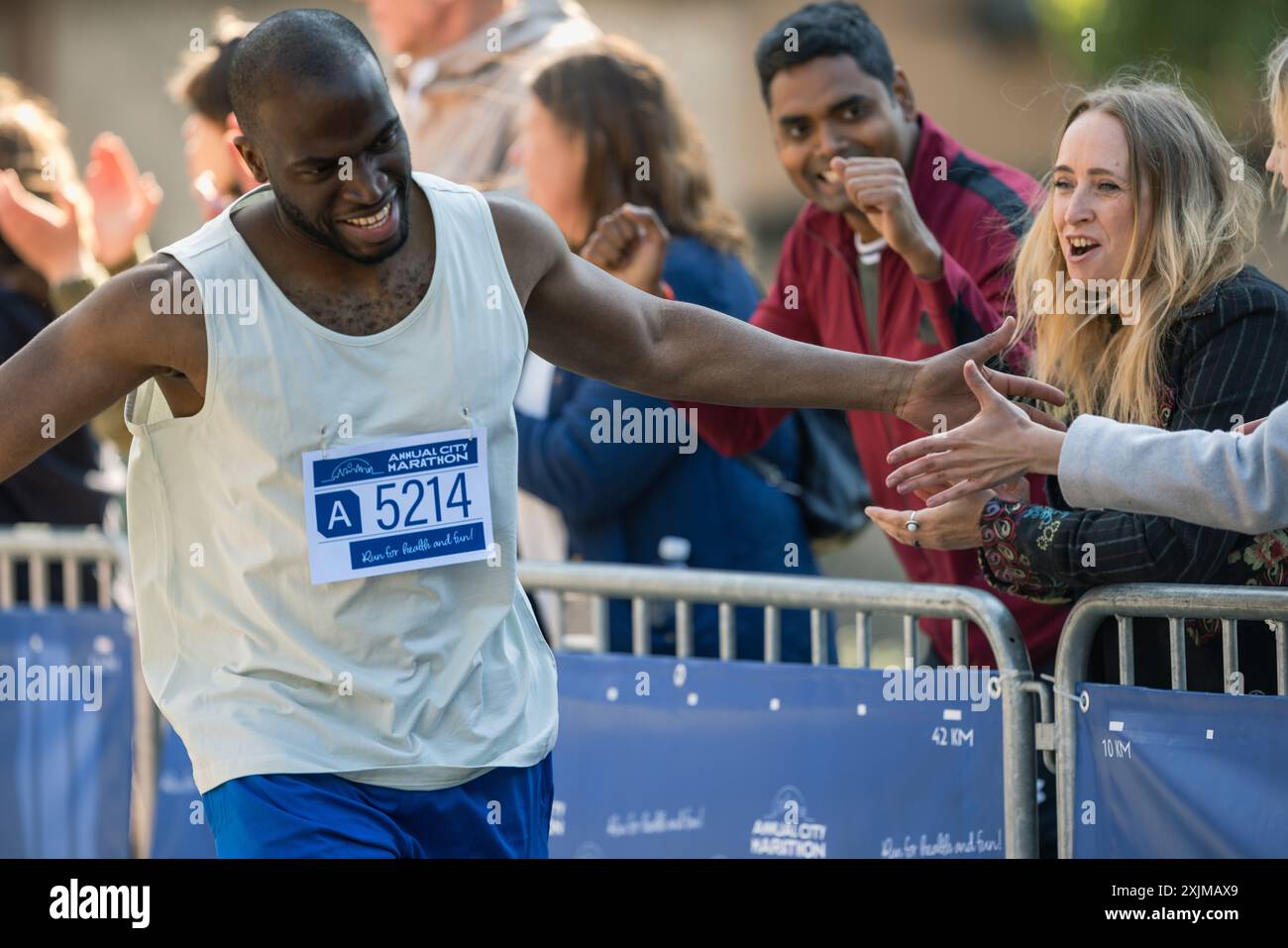 Marathon Audience Clapping and Cheering Their Loved Ones Participating ...