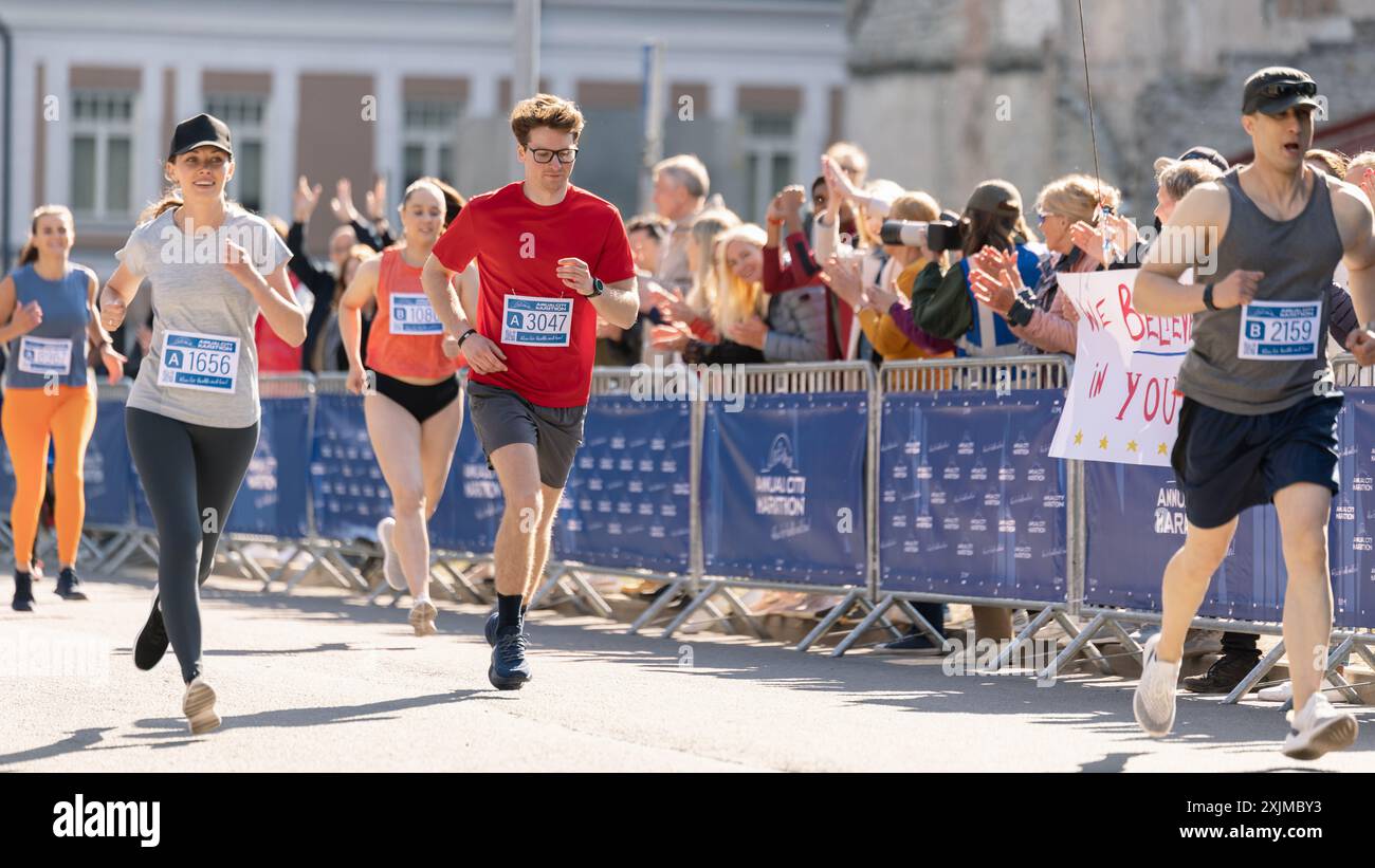 Runners finish line diverse hi-res stock photography and images - Alamy