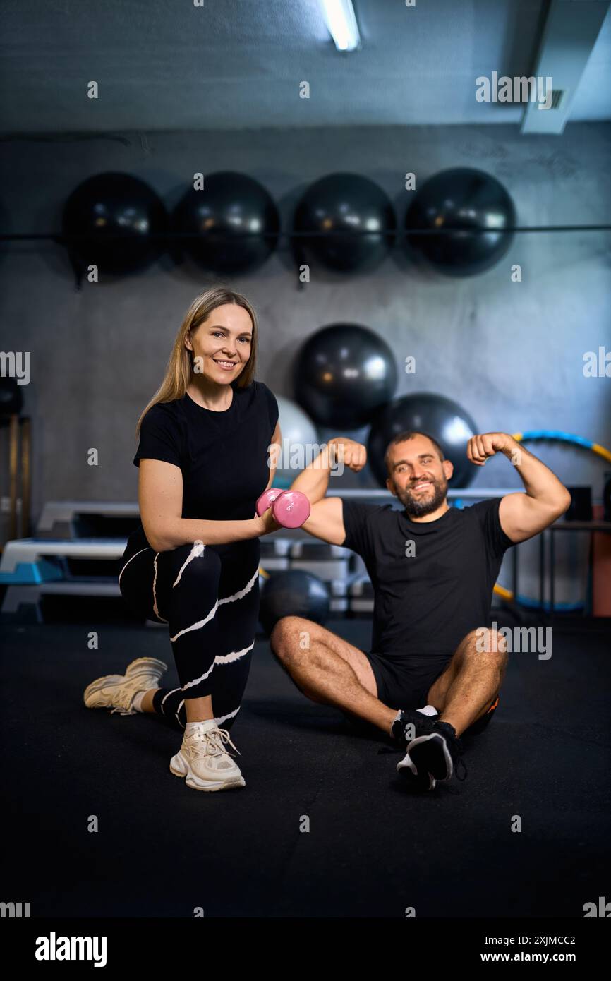 Muscular couple flexing biceps hi-res stock photography and images - Alamy