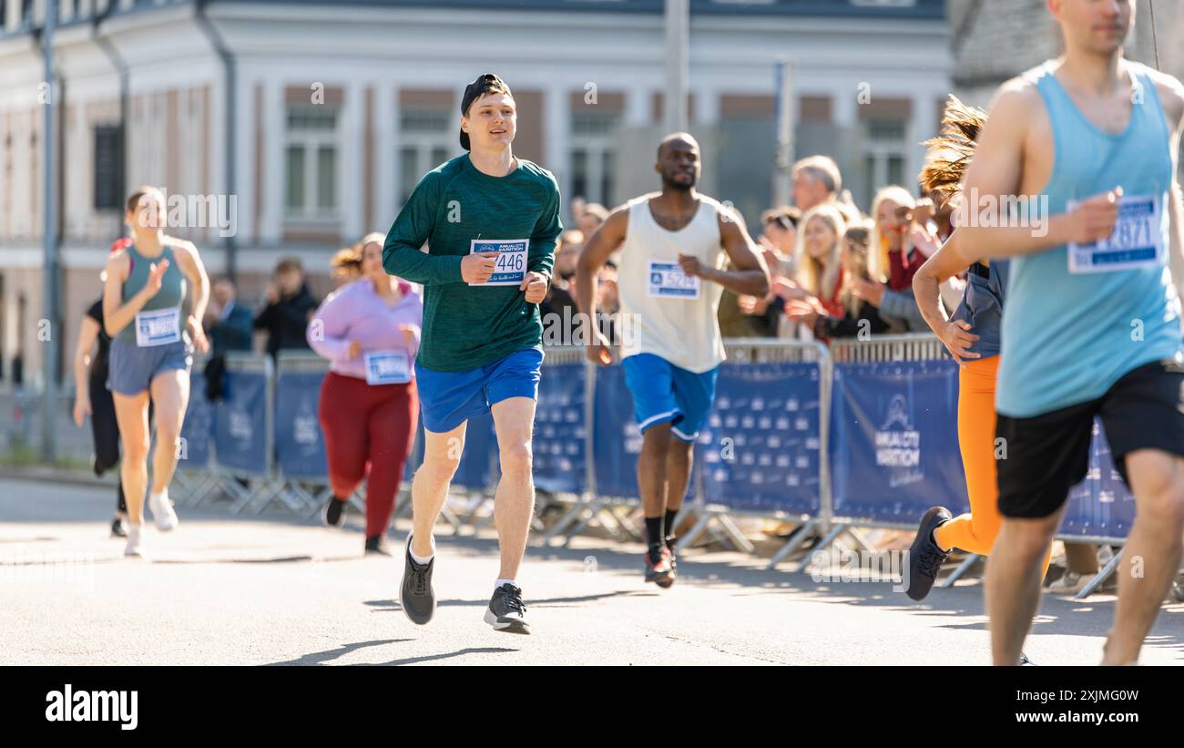 Runners finish line diverse hi-res stock photography and images - Alamy