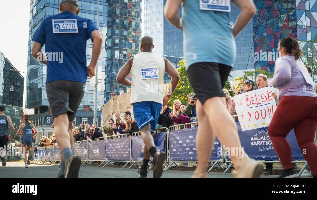 Back crowd people running in hi-res stock photography and images - Alamy