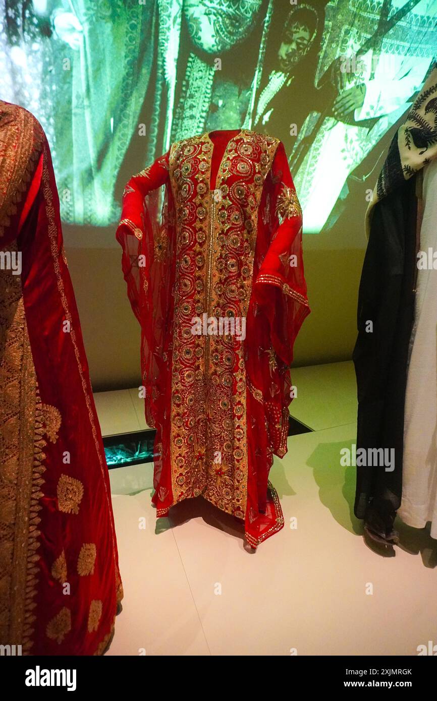 Traditional middle eastern clothes inside National Museum of Qatar In ...