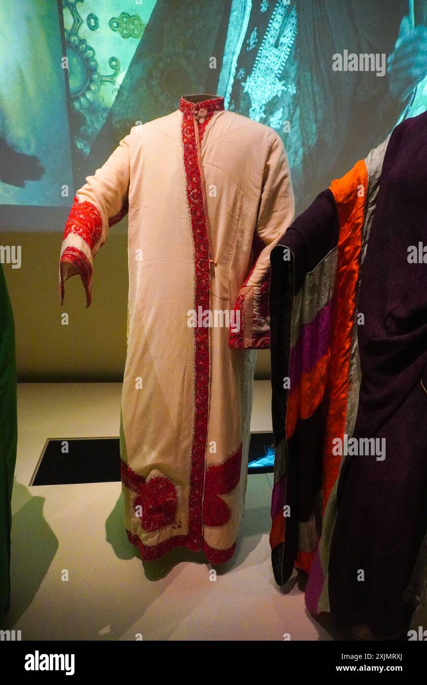 Traditional middle eastern clothes inside National Museum of Qatar In ...