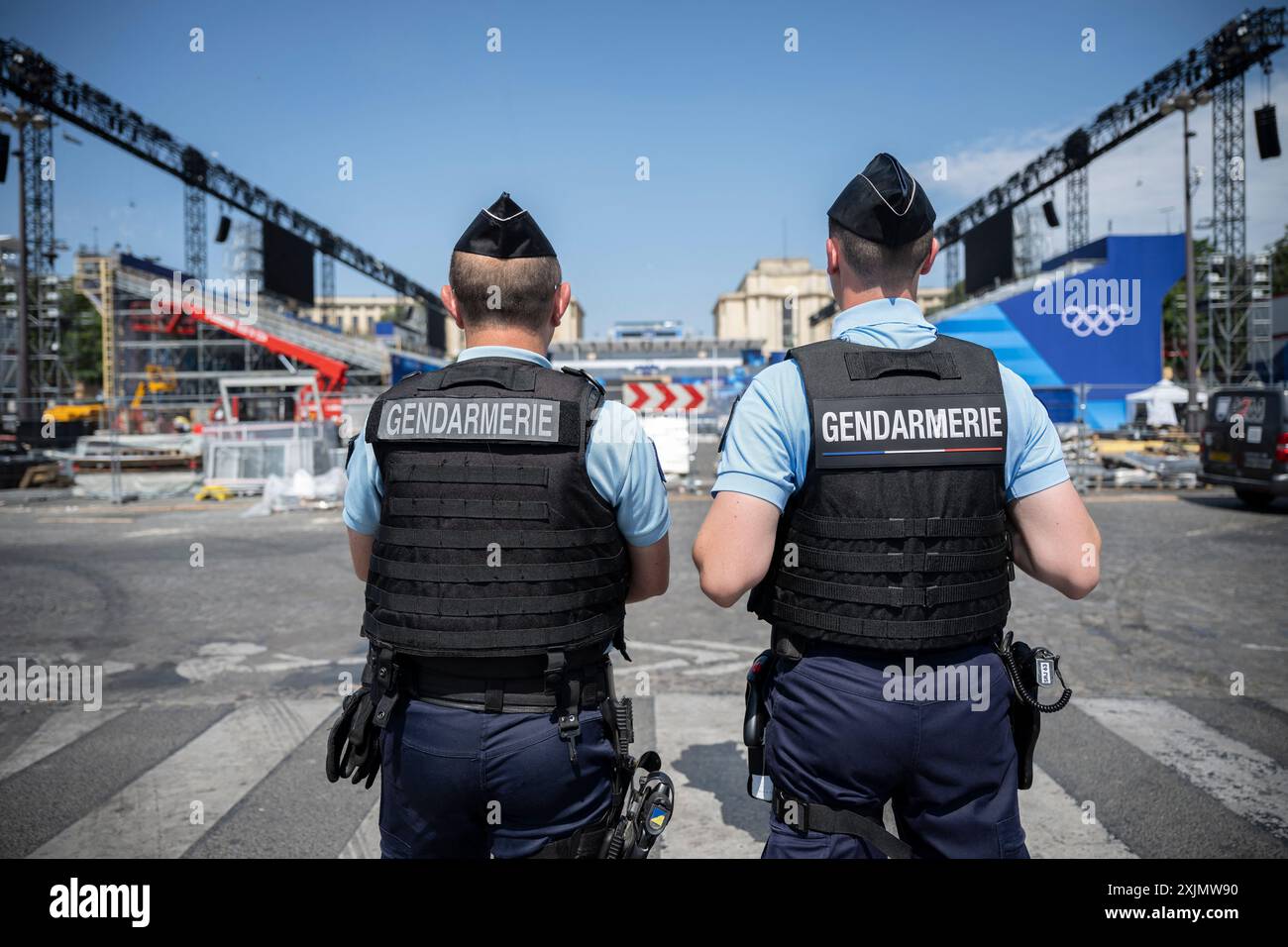 French security forces secure the perimeter in front of the Eiffel ...