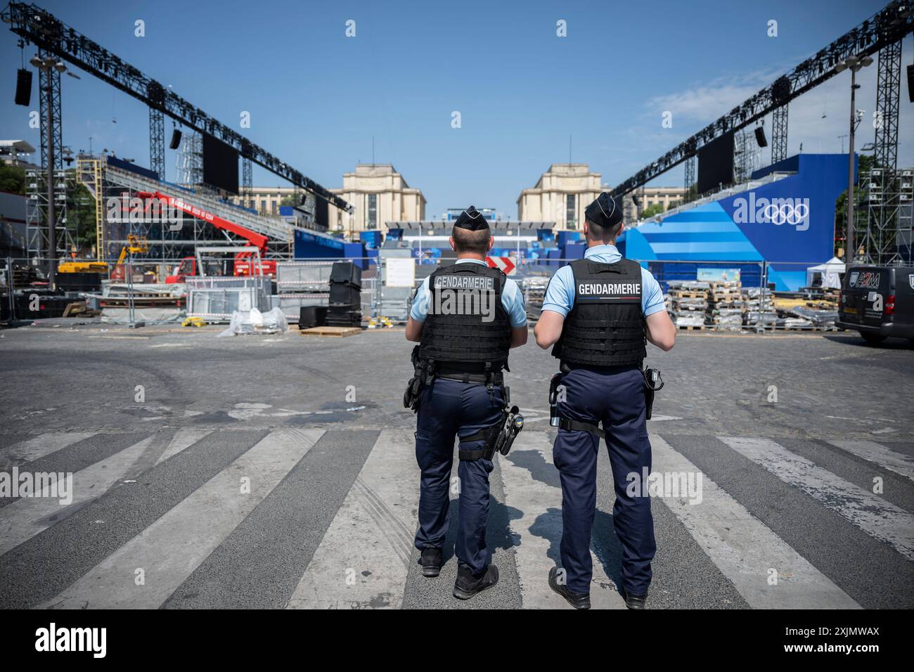 French security forces secure the perimeter in front of the Eiffel ...
