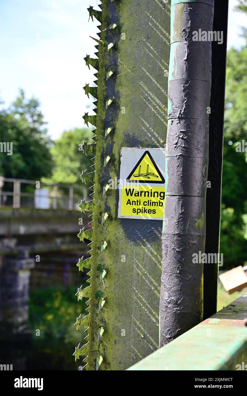 Anti climb hi-res stock photography and images - Alamy