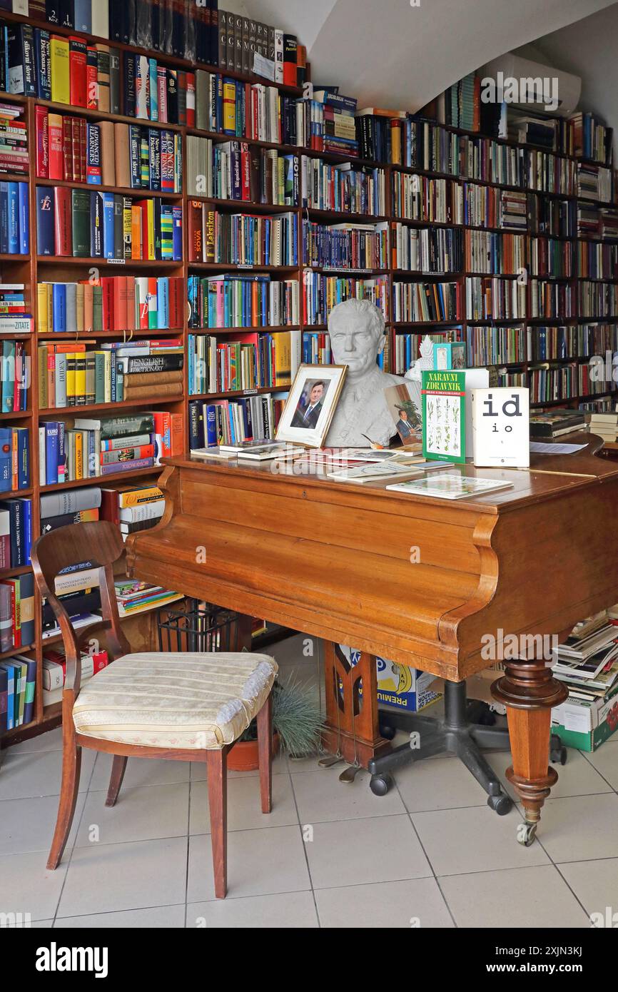 Oxford english dictionary hi-res stock photography and images - Alamy