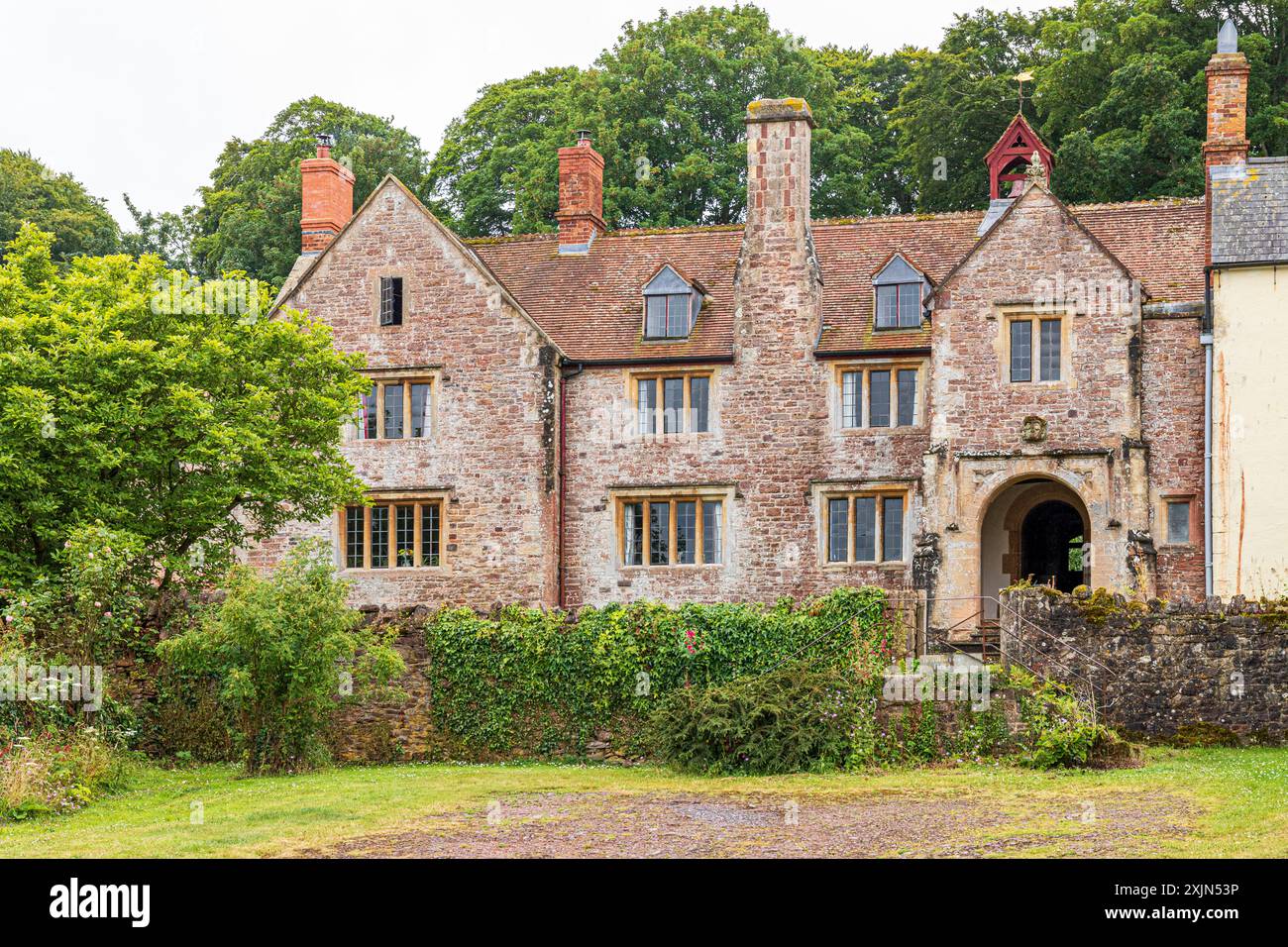 Chimneys english country manor hi-res stock photography and images - Alamy