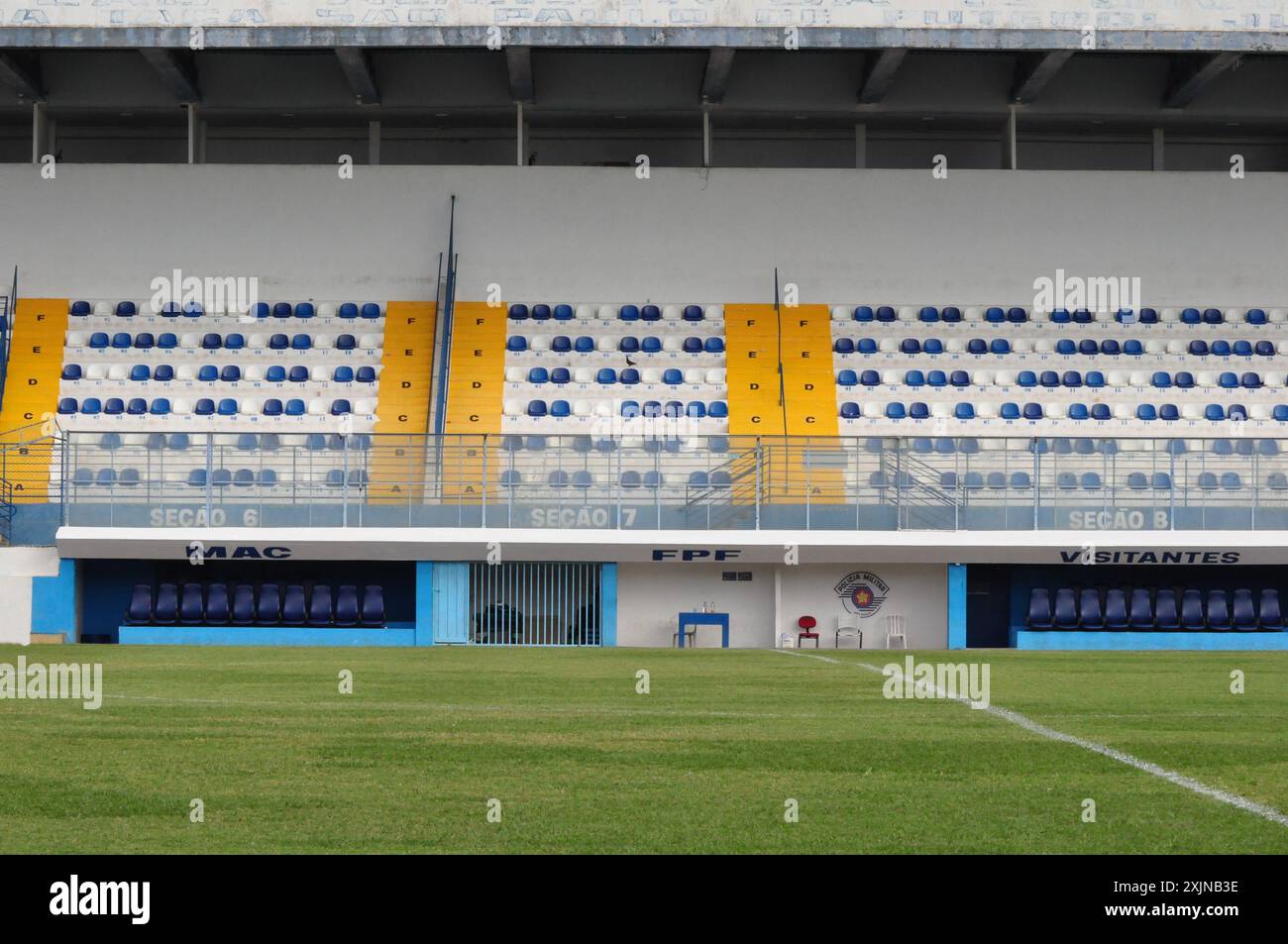 Stadium yellow and white seats hi-res stock photography and images - Alamy