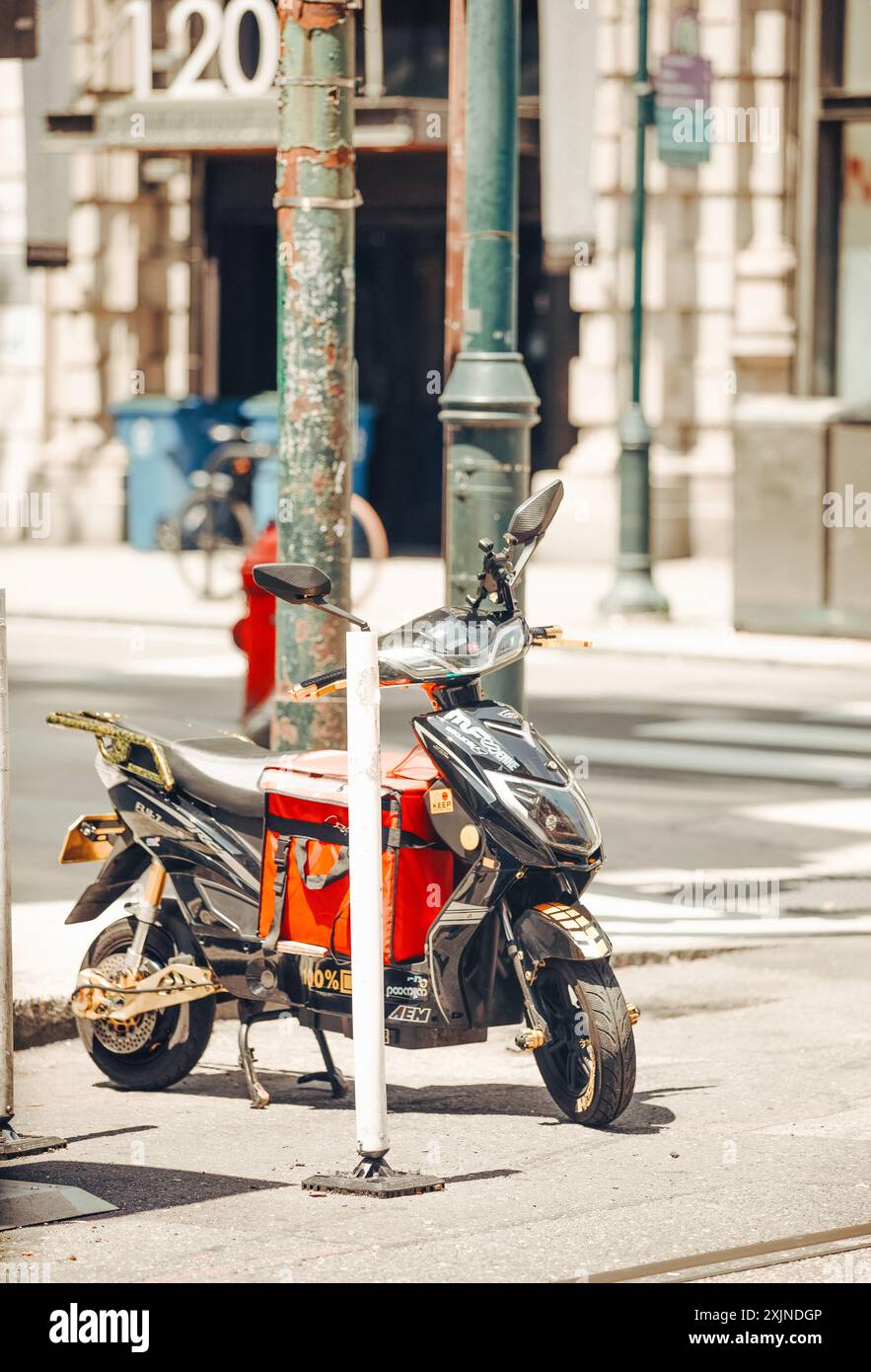 Philadelphia street scene hi-res stock photography and images - Alamy