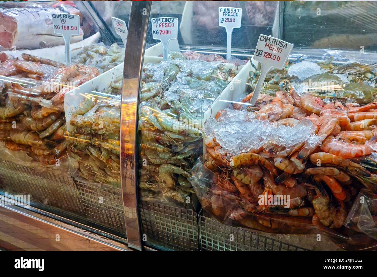 Seafood fishmonger, fresh gray and pink shrimp Stock Photo - Alamy
