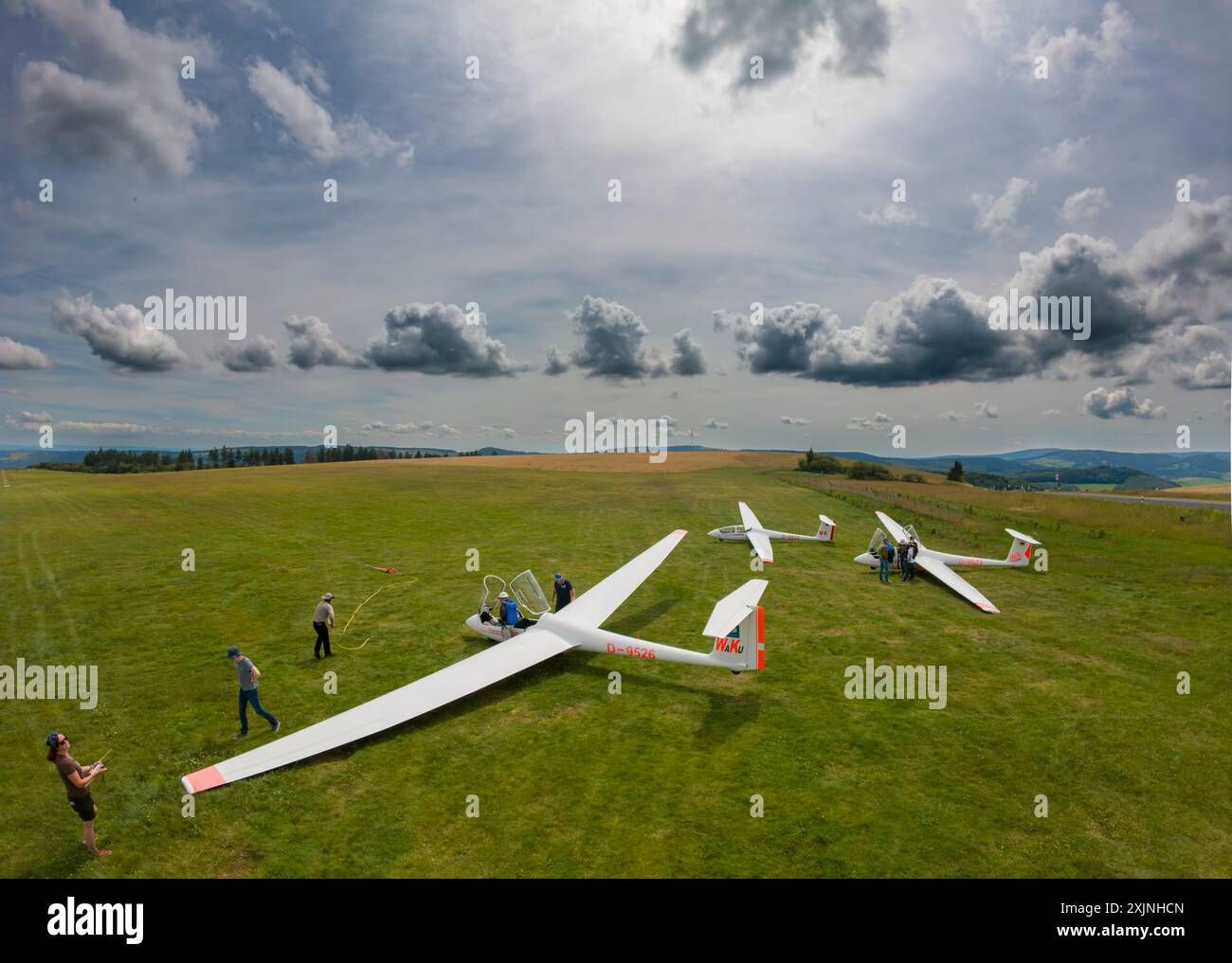 PRODUCTION - 18 July 2024, Hesse, Gersfeld (Röhn): Several gliders are ...