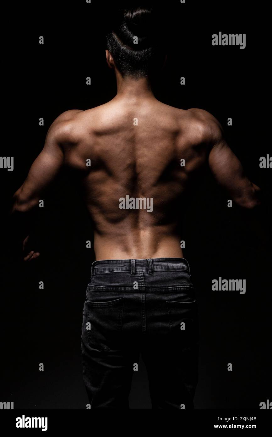 Muscular model hi-res stock photography and images - Alamy