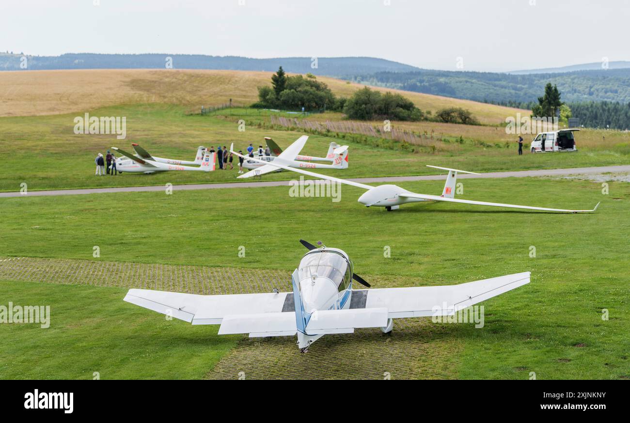 PRODUCTION - 18 July 2024, Hesse, Gersfeld (Röhn): A motor plane and ...