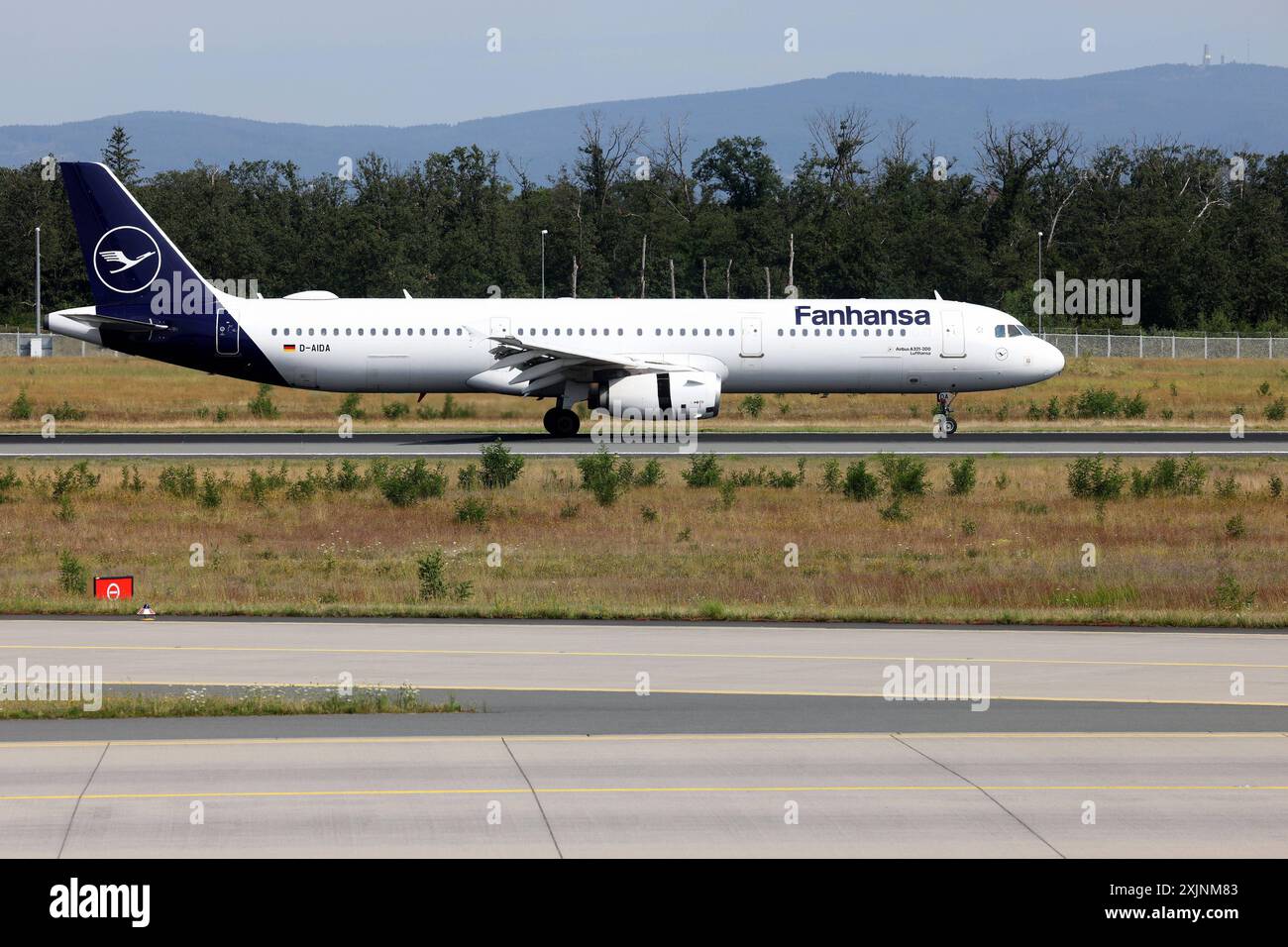Ein Flugzeug der Fluggesellschaft Lufthansa Fanhansa, Airbus A321-231 ...