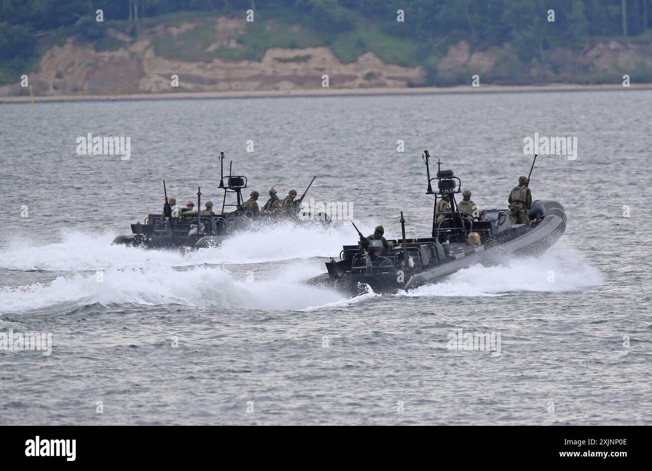 Kampfschwimmer des Kommando Spezialkräfte der Marine KSM mit zwei RHIB ...