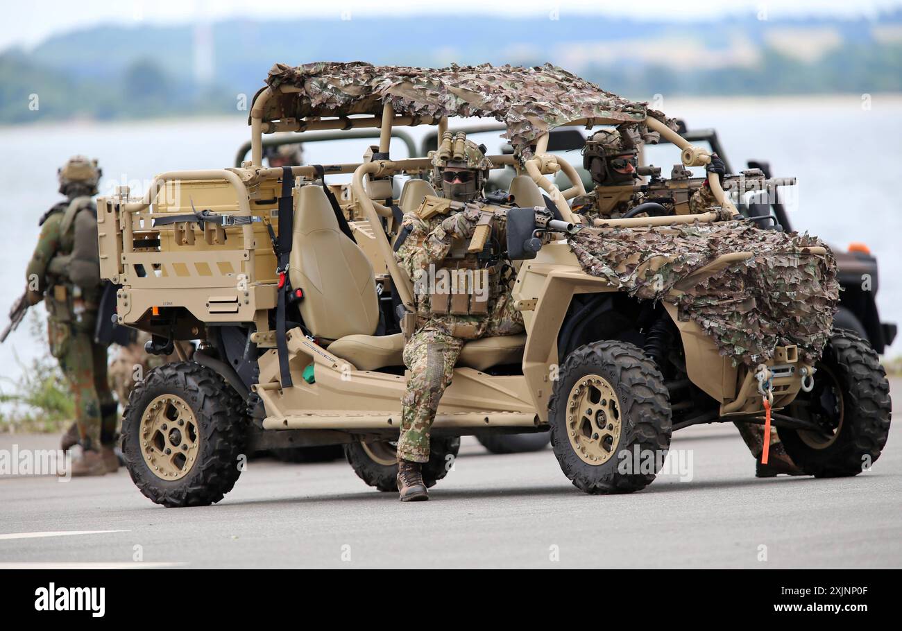 Kampfschwimmer des Kommando Spezialkräfte der Marine KSM in einem UTV ...