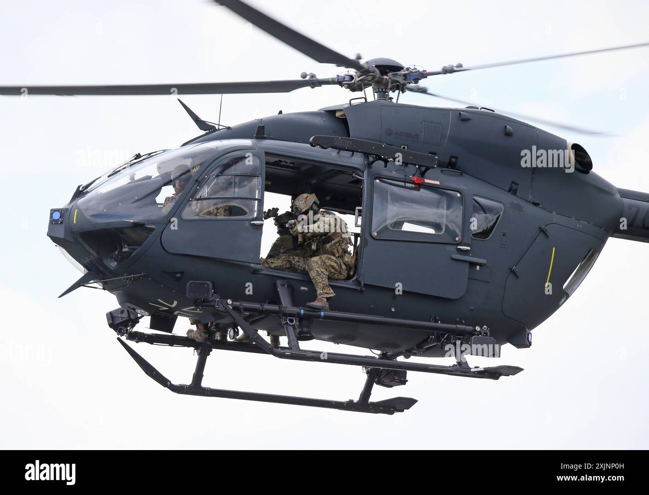 Kampfschwimmer sichern aus einem Helikopter vom Typ Airbus H145M SOF ihre Kameraden am Boden ...