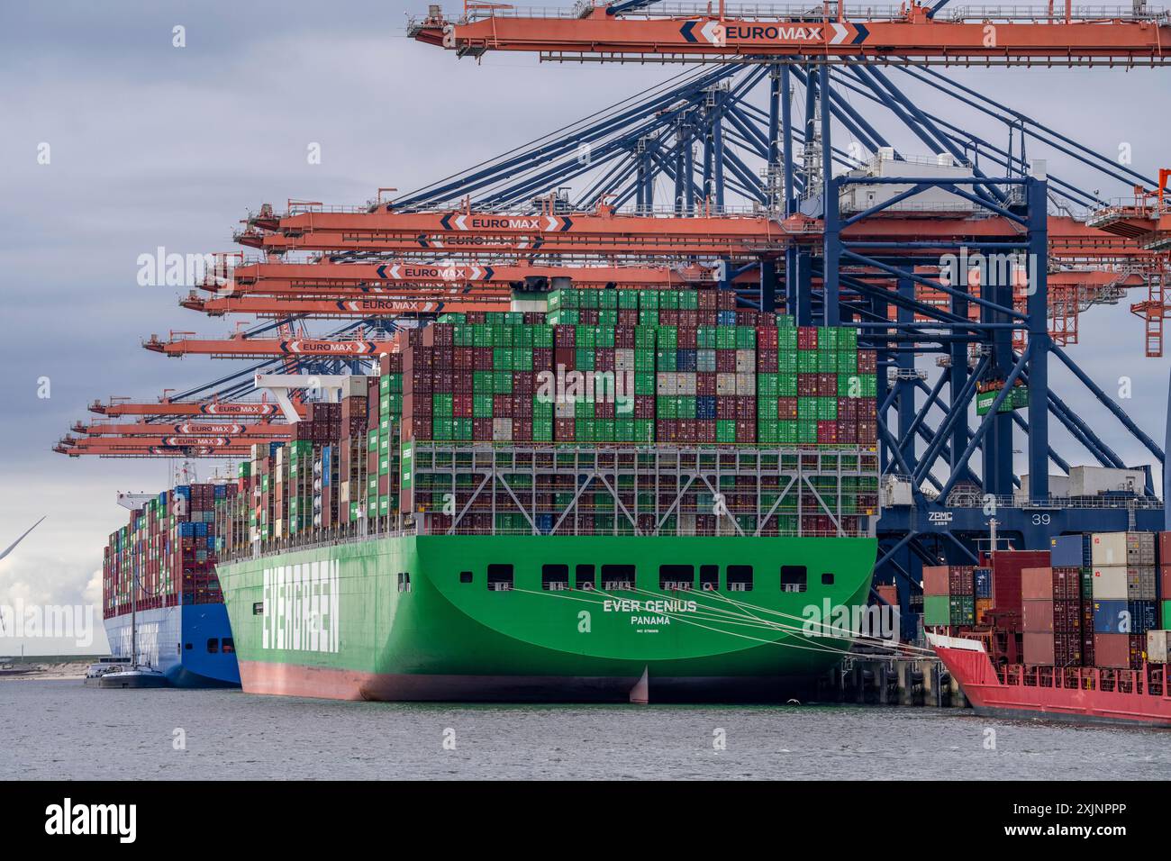 Euromax Container Terminal, container freighter Cosco Shipping Universe ...