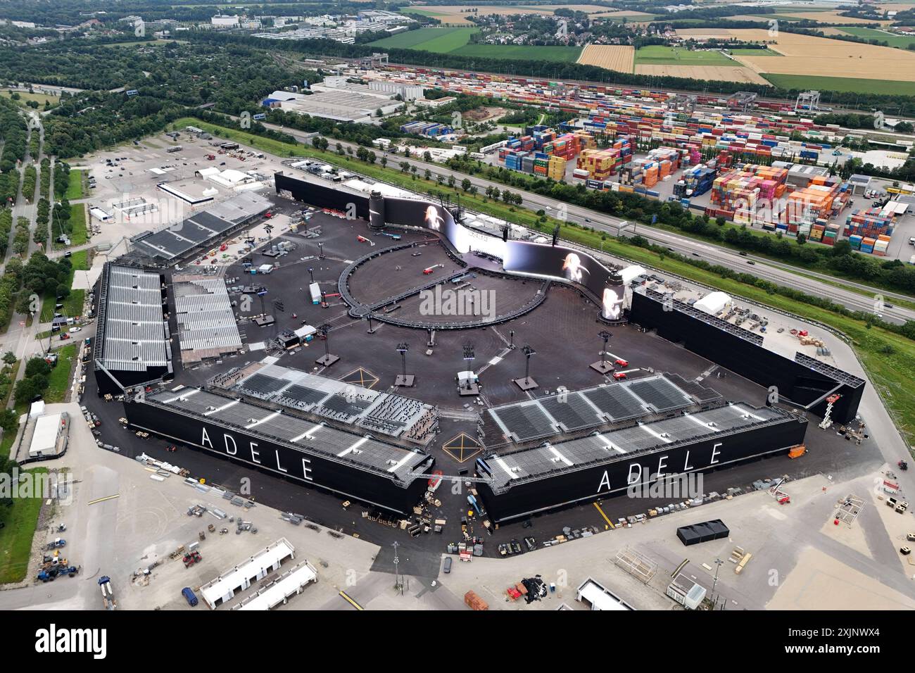 Der Aufbau der riesigen Open Air Arena fuer die Europa Konzerte von Adele im August auf dem ...