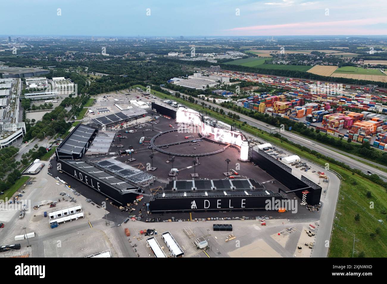 Der Aufbau der riesigen Open Air Arena fuer die Europa Konzerte von Adele im August auf dem ...