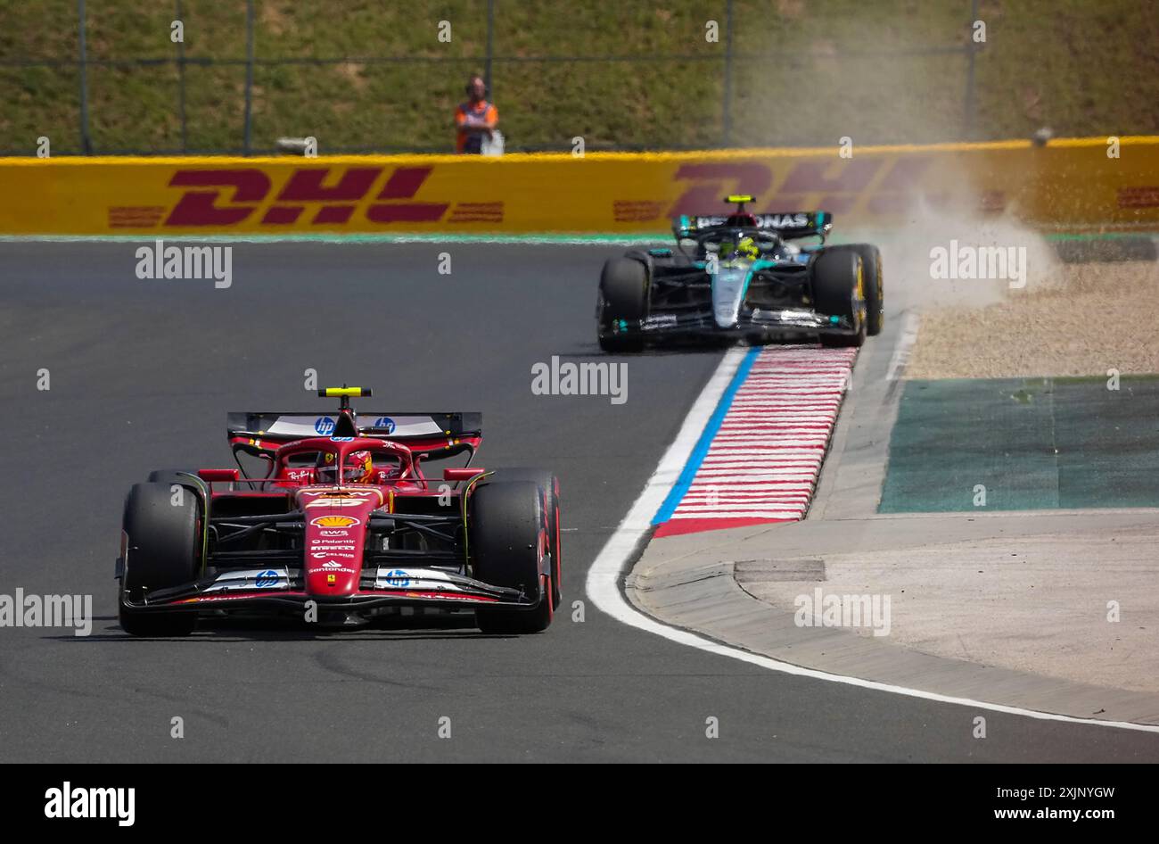 Carlos Sainz Jr. (ESP) - Scuderia Ferrari - Ferrari SF-24 - Ferrari an Lewis Hamilton (GBR ...