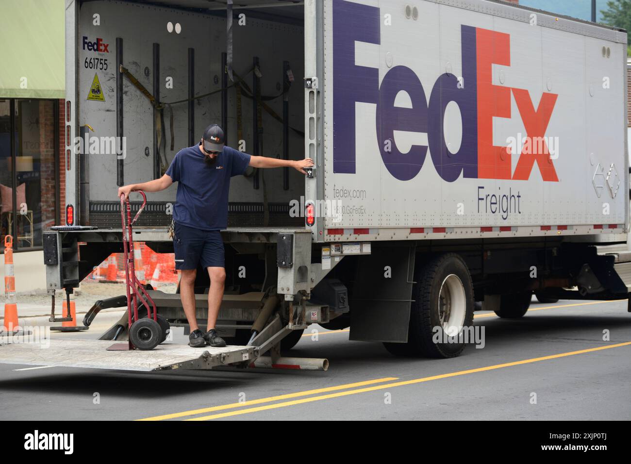 Fedex box hi-res stock photography and images - Alamy